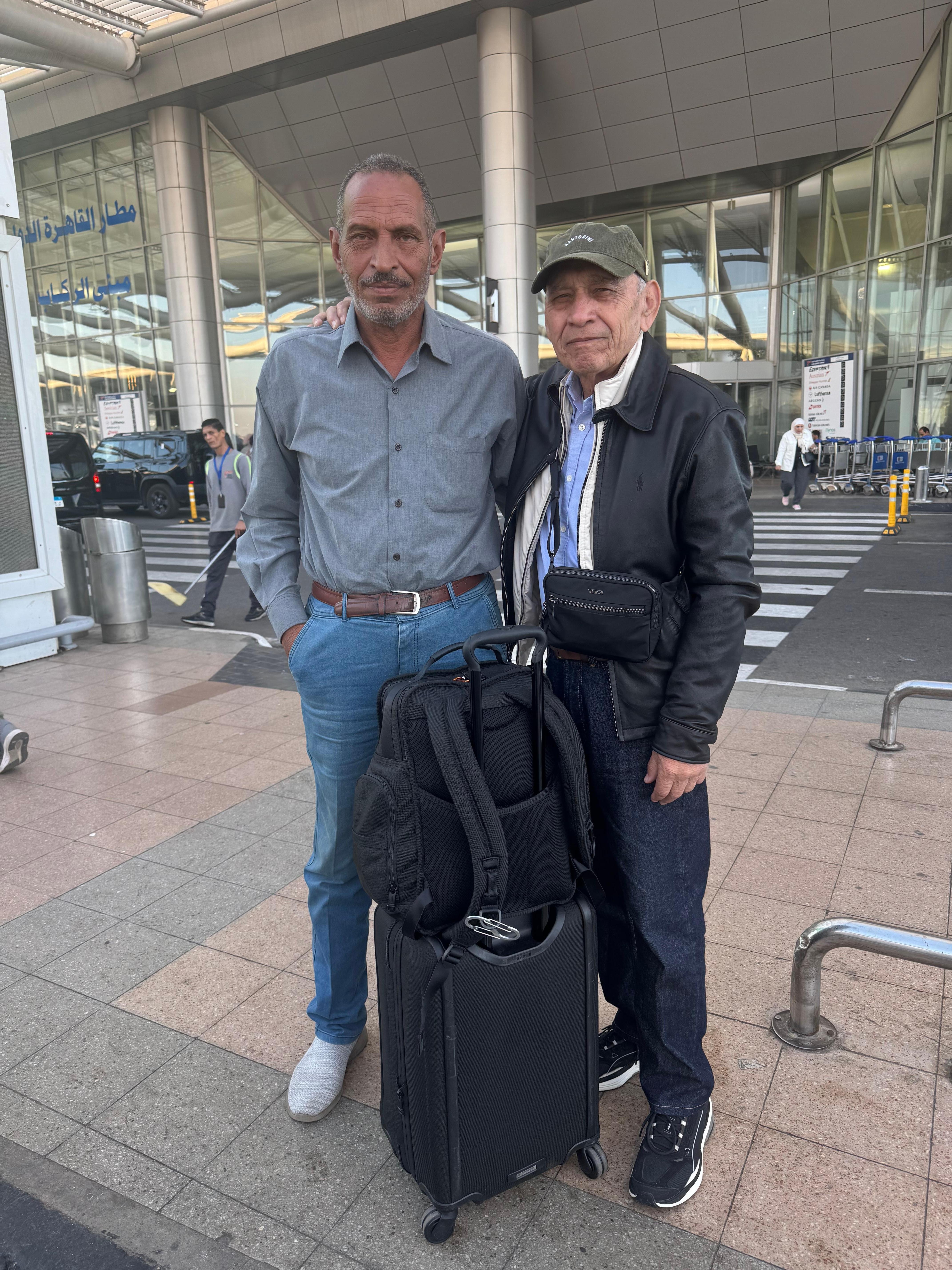 Con el mejor Chofer del mundo ABRAHAN, el está frente al edificio, el muy amistoso, te lleva a los mejores sitios, es puntual. También te lleva a las pirámides y te recomienda guías turísticos, pueees regatear precios; nos costo 120 E⭐️⭐️⭐️⭐️⭐️