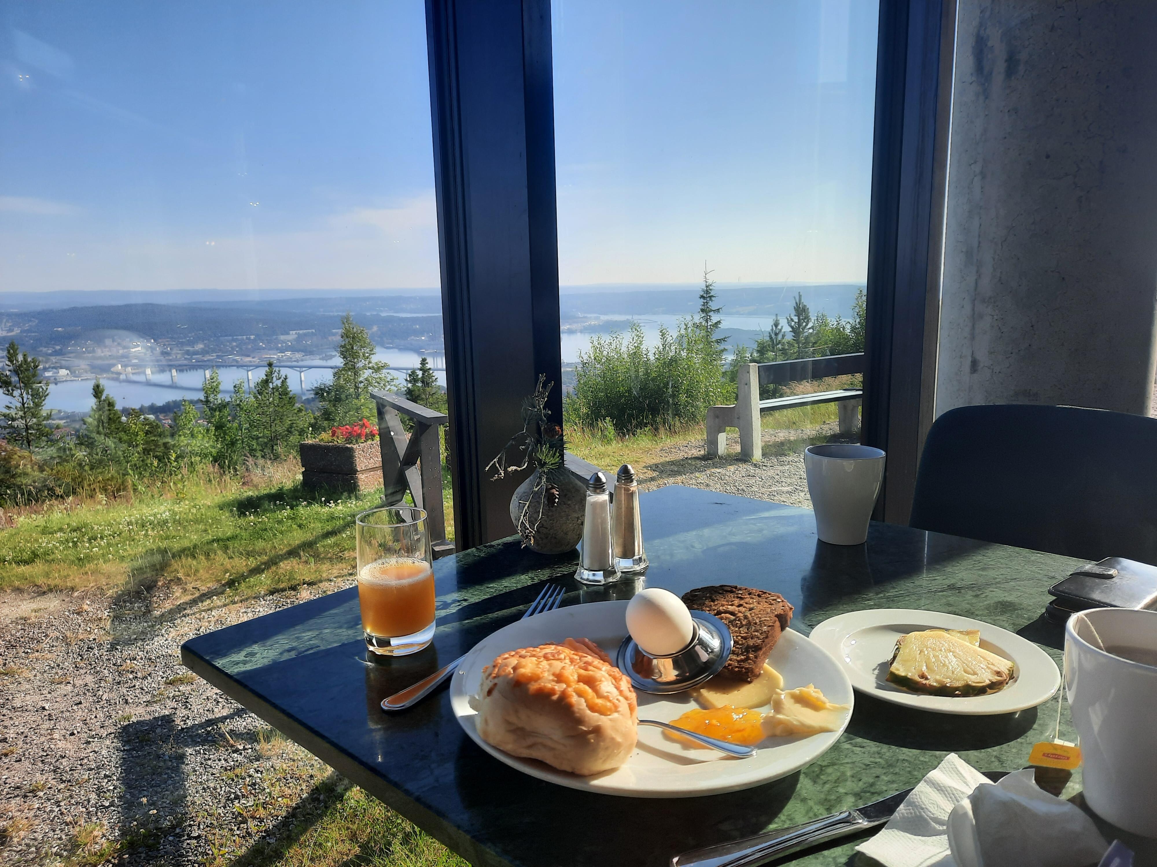 Vyn vid frukostbordet