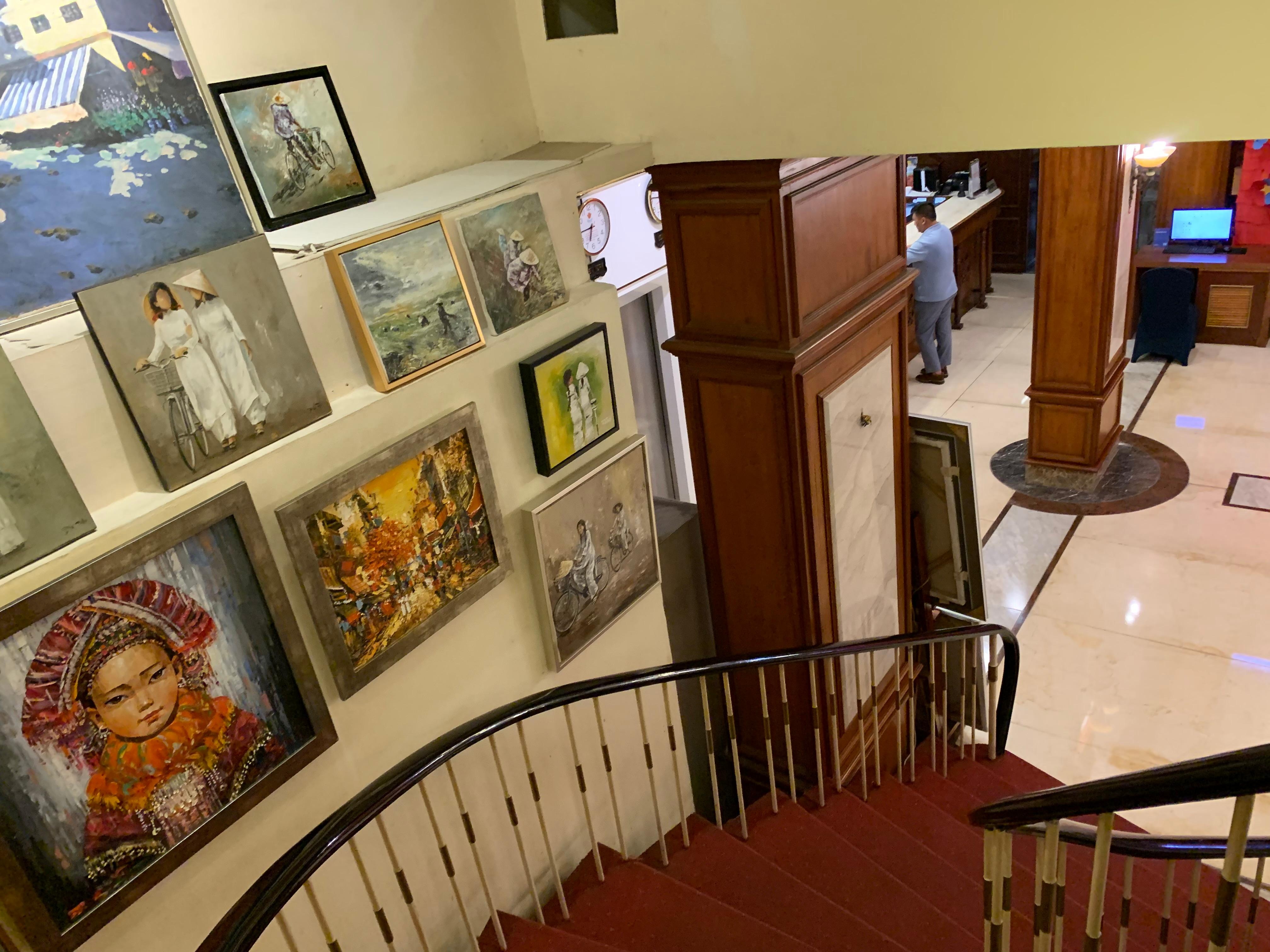絵画が沢山飾ってあります
