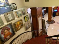 絵画が沢山飾ってあります