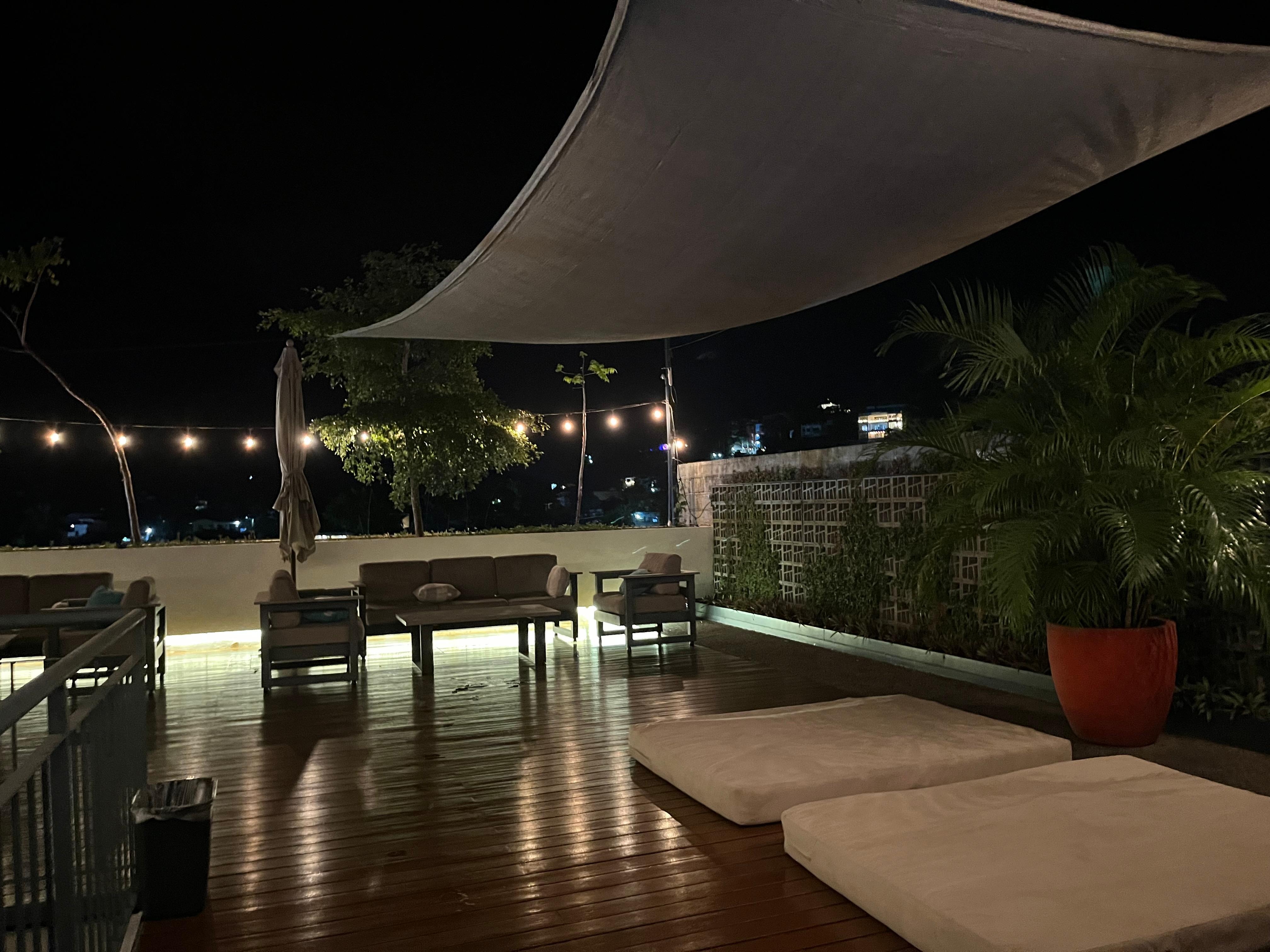 Espacio acogedor al lado de la alberca