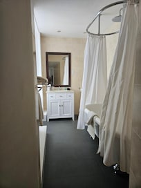 Fabulous bath in Room 166