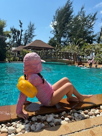 Dottern vid poolen