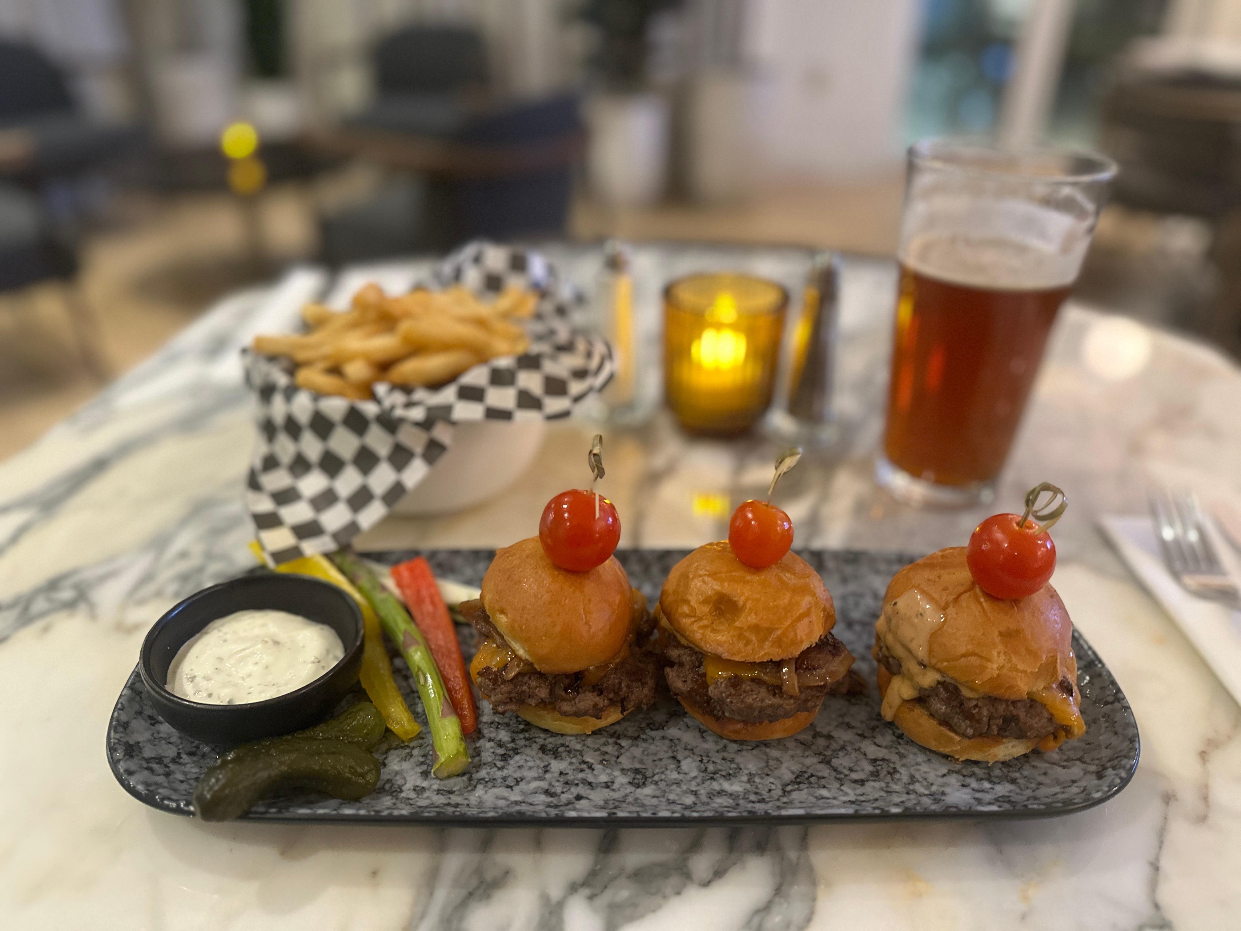Mini-Burger mit Fries zum Nachtessen
