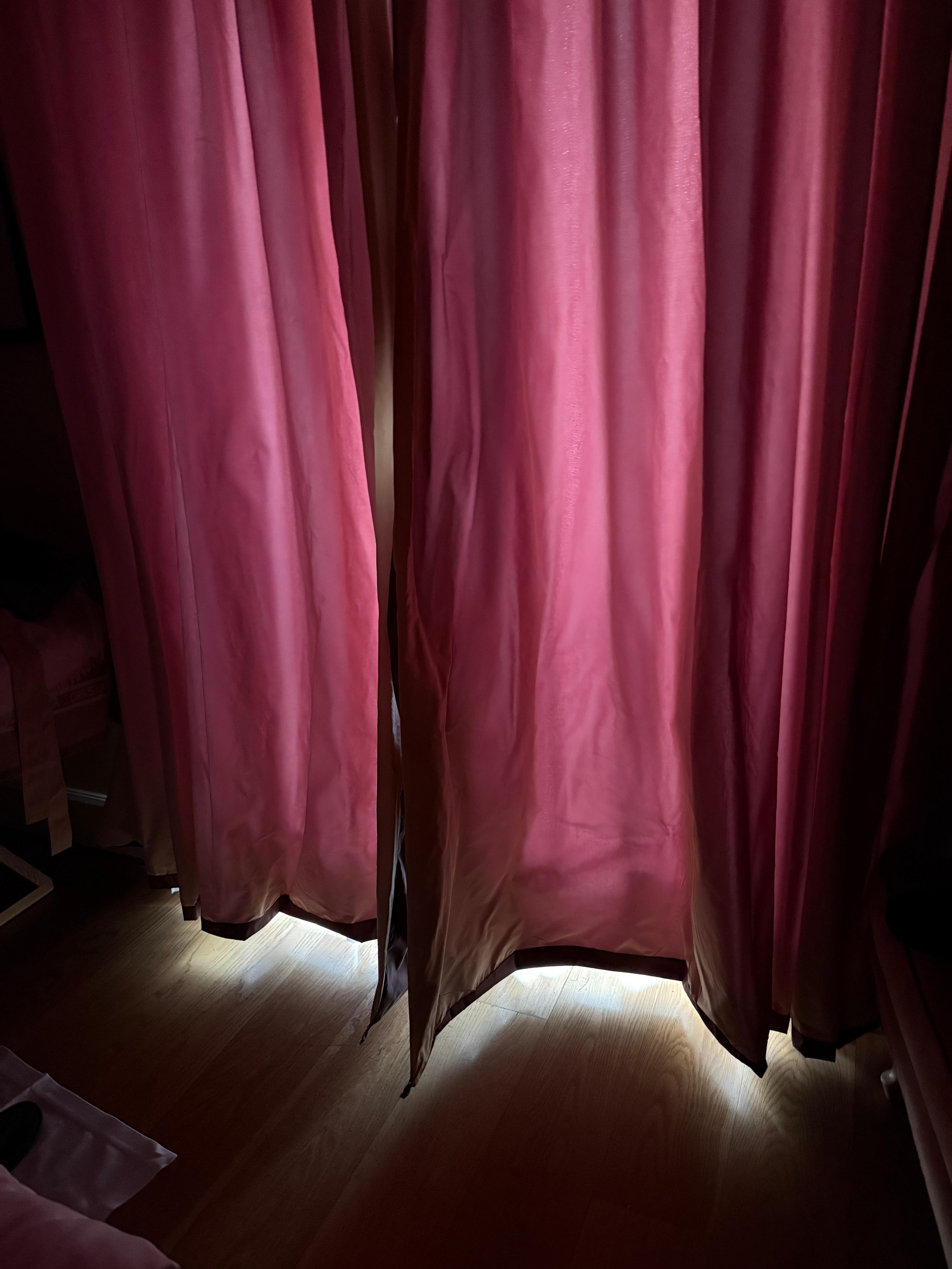 Olha o quarto às 07h00 , cortina curta e não escurece o quarto ! Isso não é nível de hotel 5 estrelas 