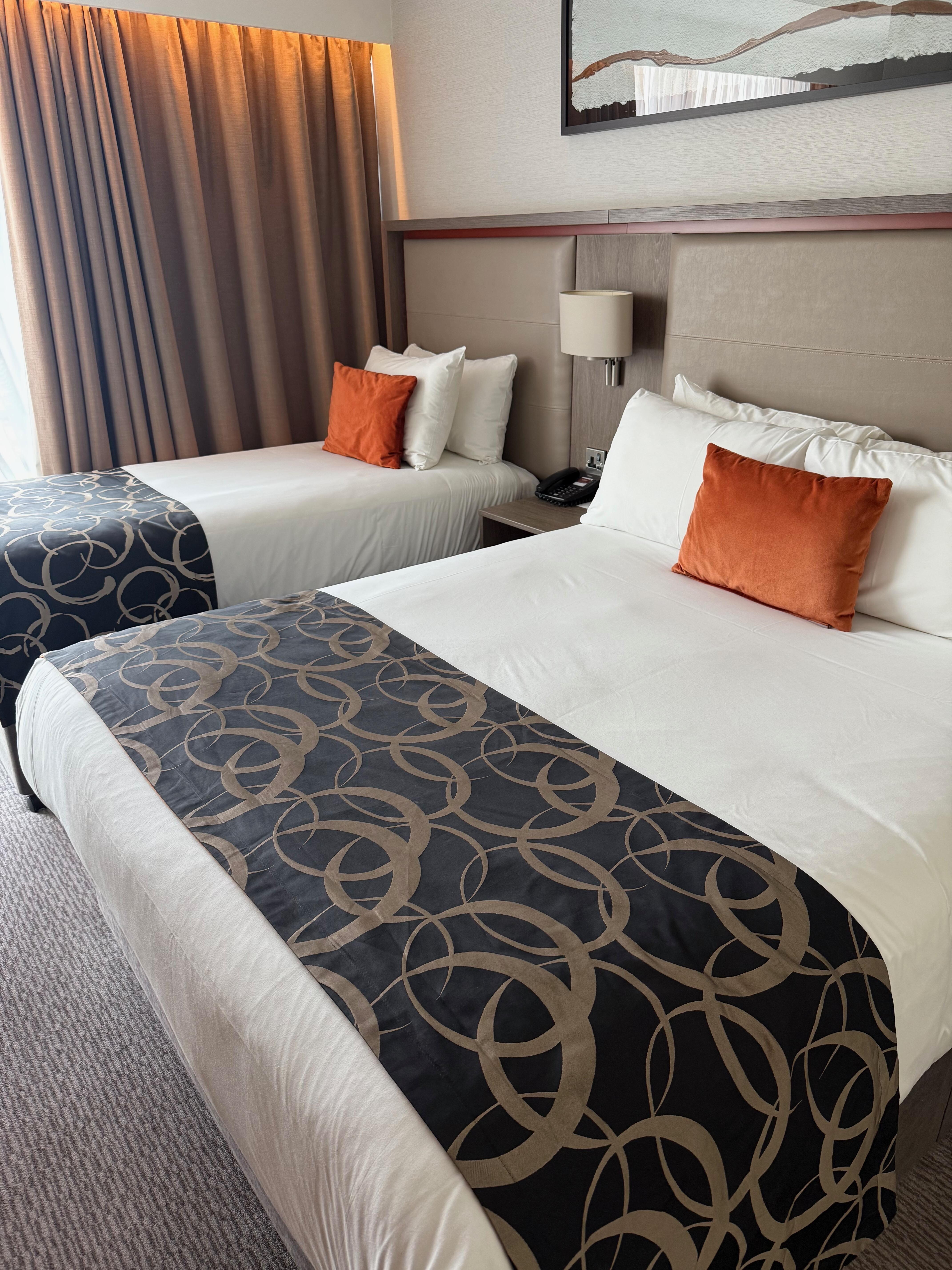 Weird offering of beds. A queen and a twin. Very comfortable but no top sheet and it was too warm for a blanket.