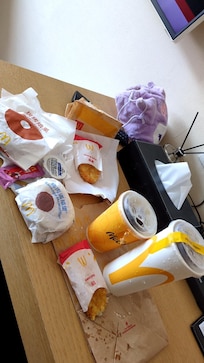 朝食は、前夜にリクエストします。マクドナルドか台湾料理から選べます。朝、フロントに取りに行きます。