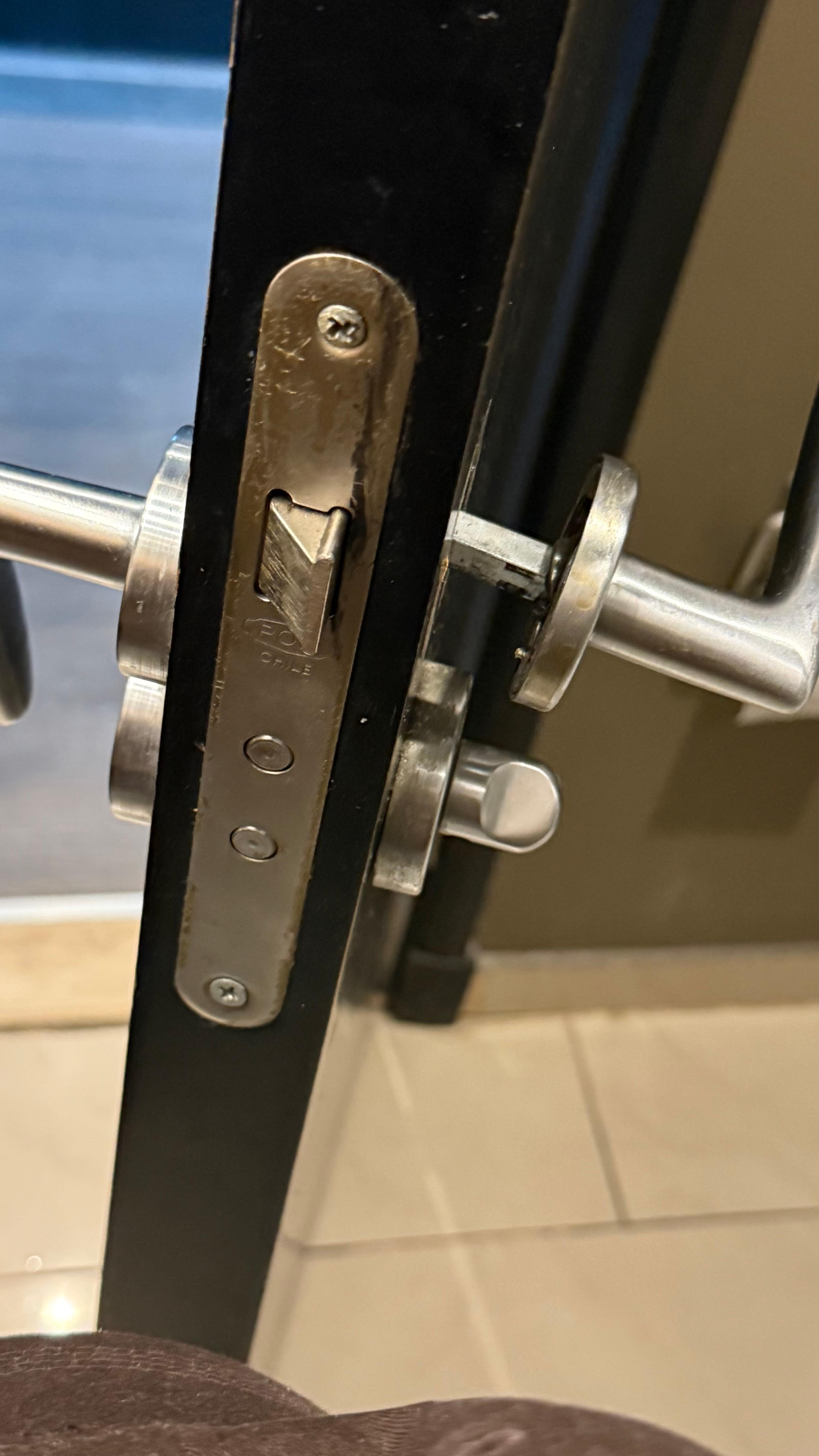 A porta do banheiro da suíte estava quebrada. Passamos os 3 dias sem privacidade no banheiro….