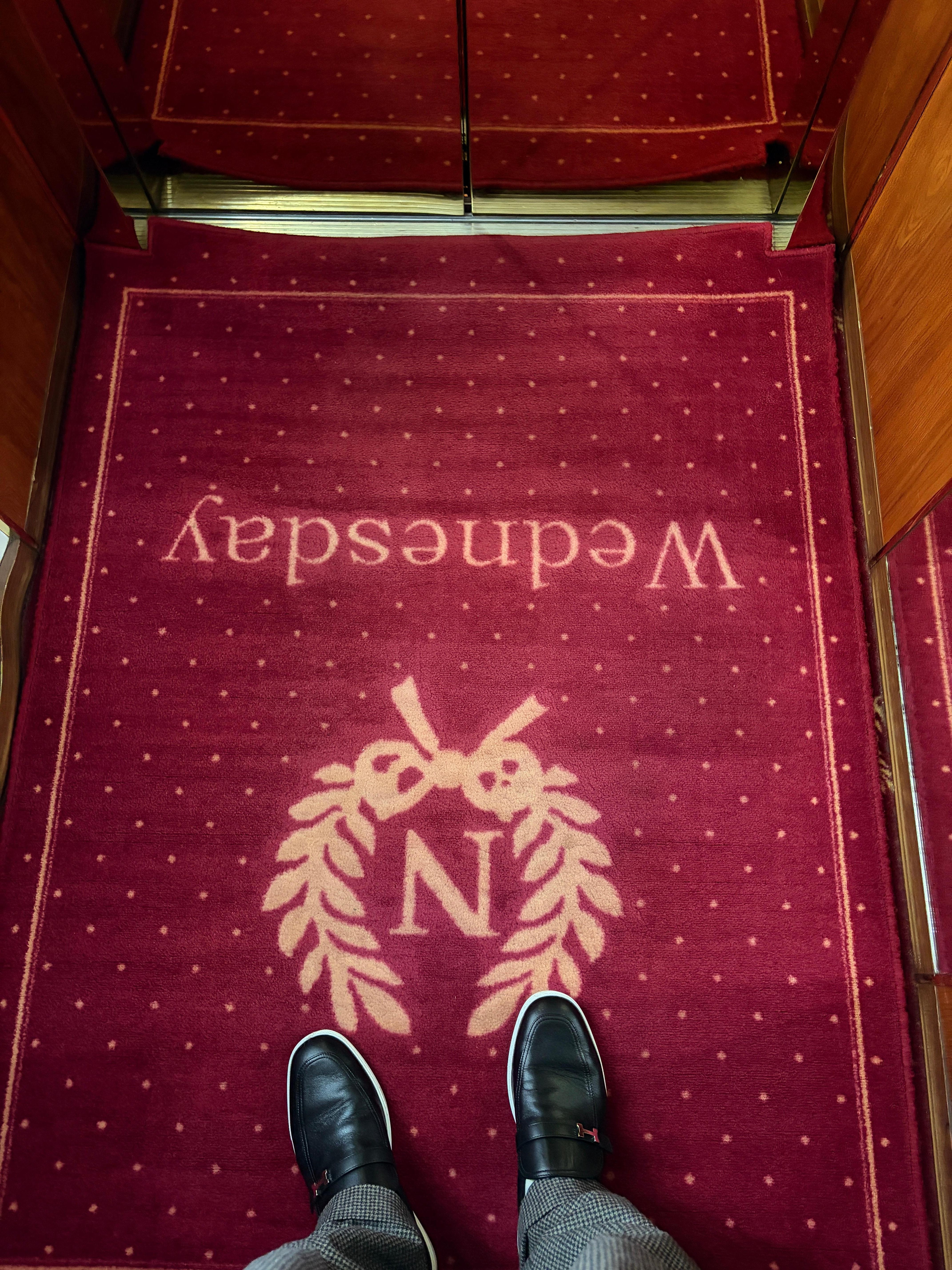 エレベーターマットに曜日が書いてあるのが楽しかったです