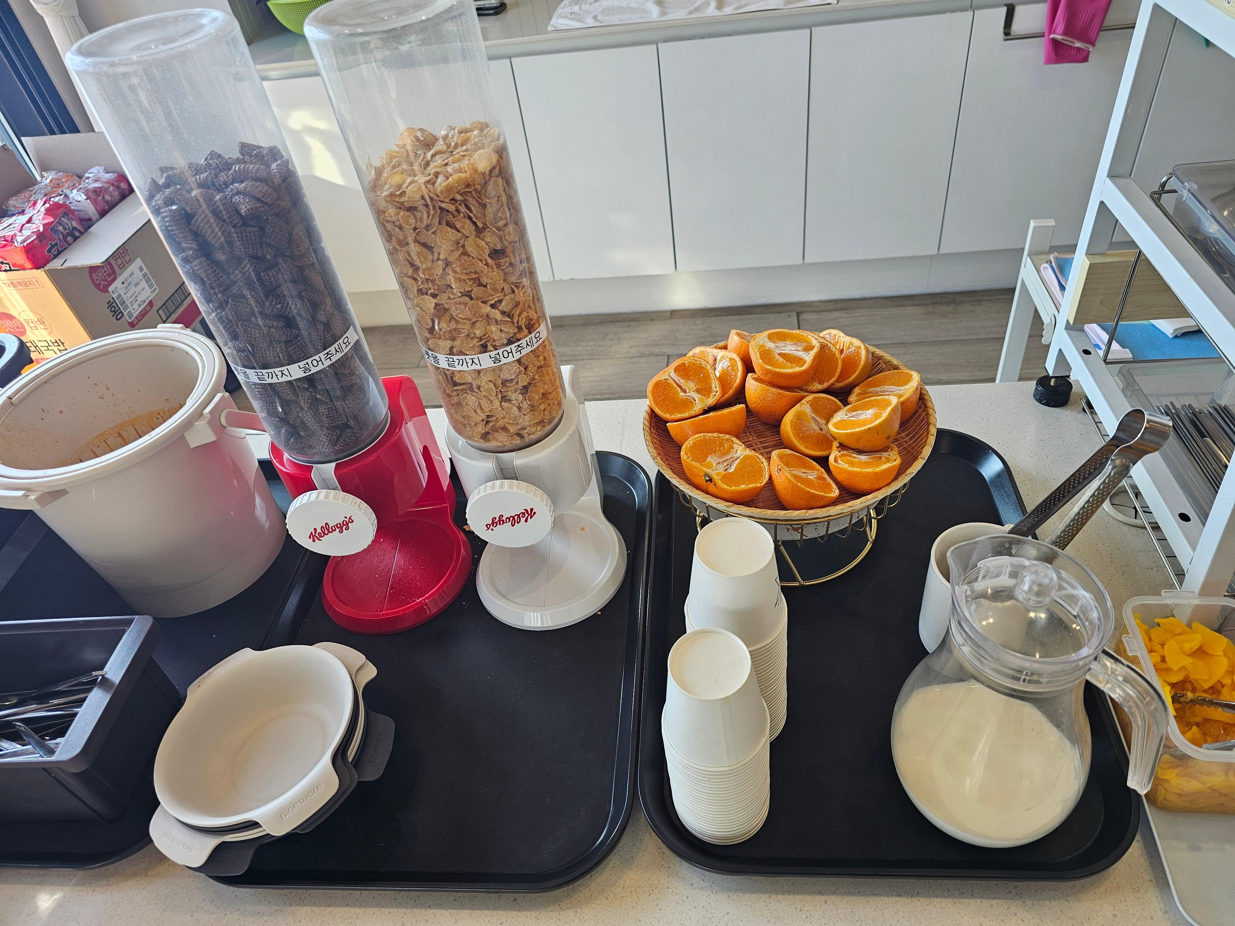 귤. 우유, 토스트, 콘플레이크 2종