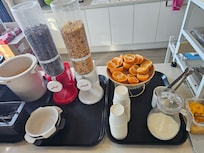 귤. 우유, 토스트, 콘플레이크 2종