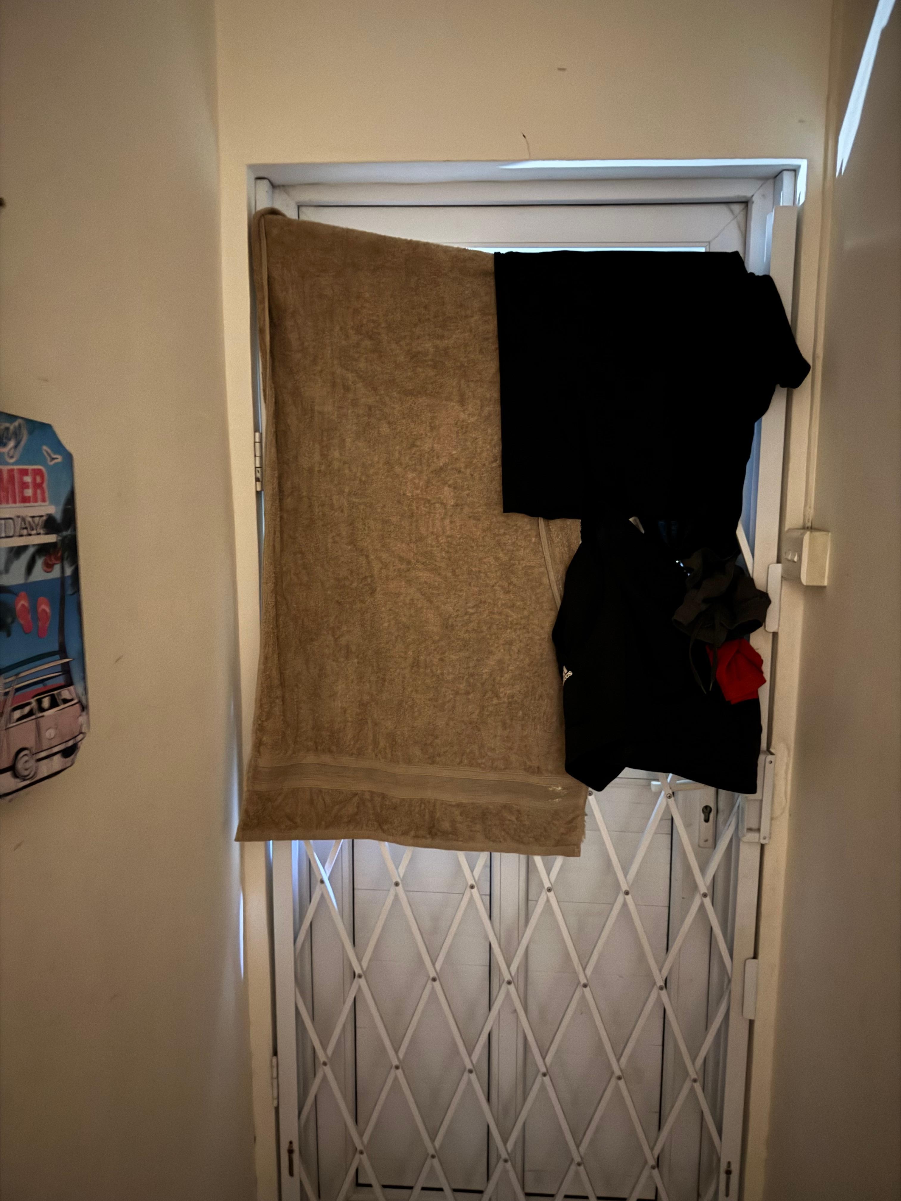 J’étais obligé de mettre une serviette et des vêtements pour cacher la vue 