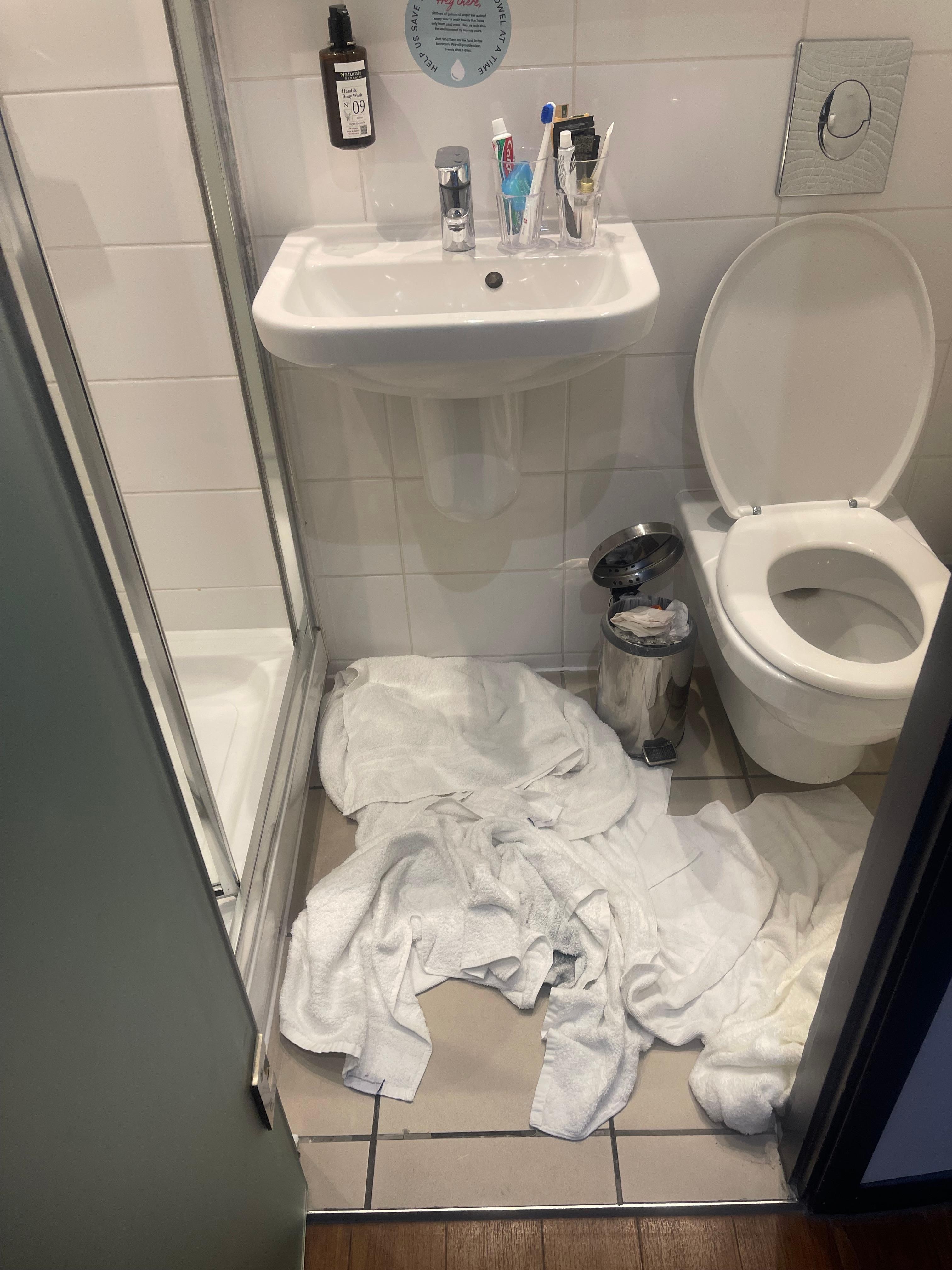 Toalhas sujas pelo chão 