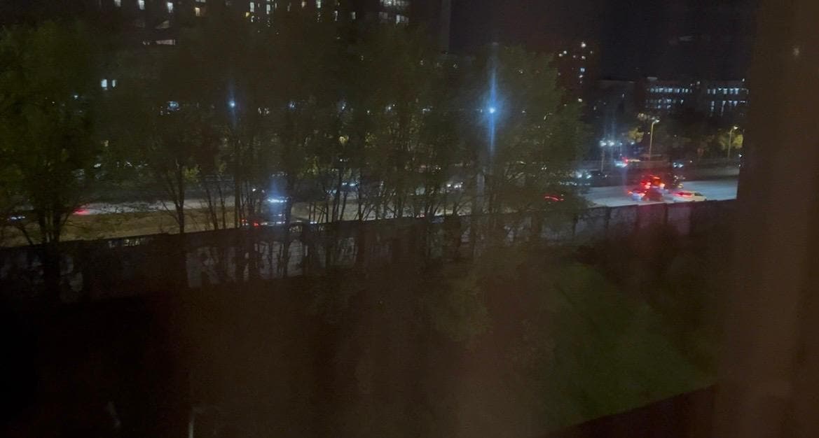 Vista da janela a noite. Da para uma avenida que é bem movimentada. Mas não ouvimos nenhum barulho que incomodasse, até porque a janela ficava fechada na maior parte do tempo.
