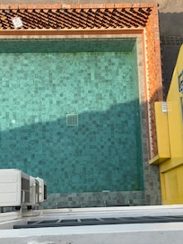 泳池長青苔,過濾系統故障。