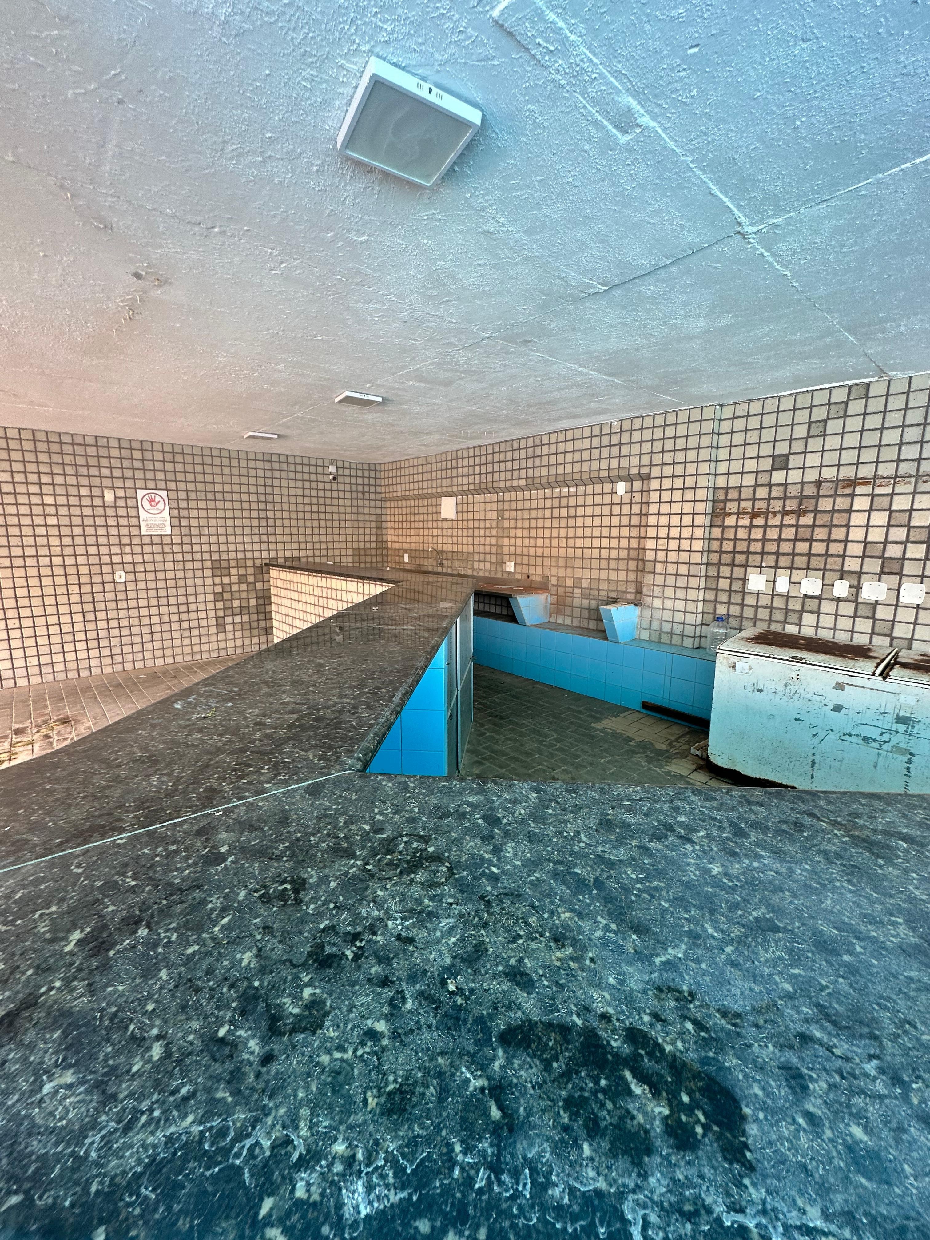 Piscina precisa de novos reparos, e pintura. 