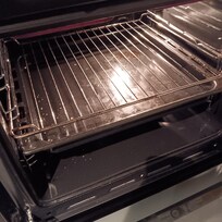 Väldigt smutsigt i ugnen. Smulor.