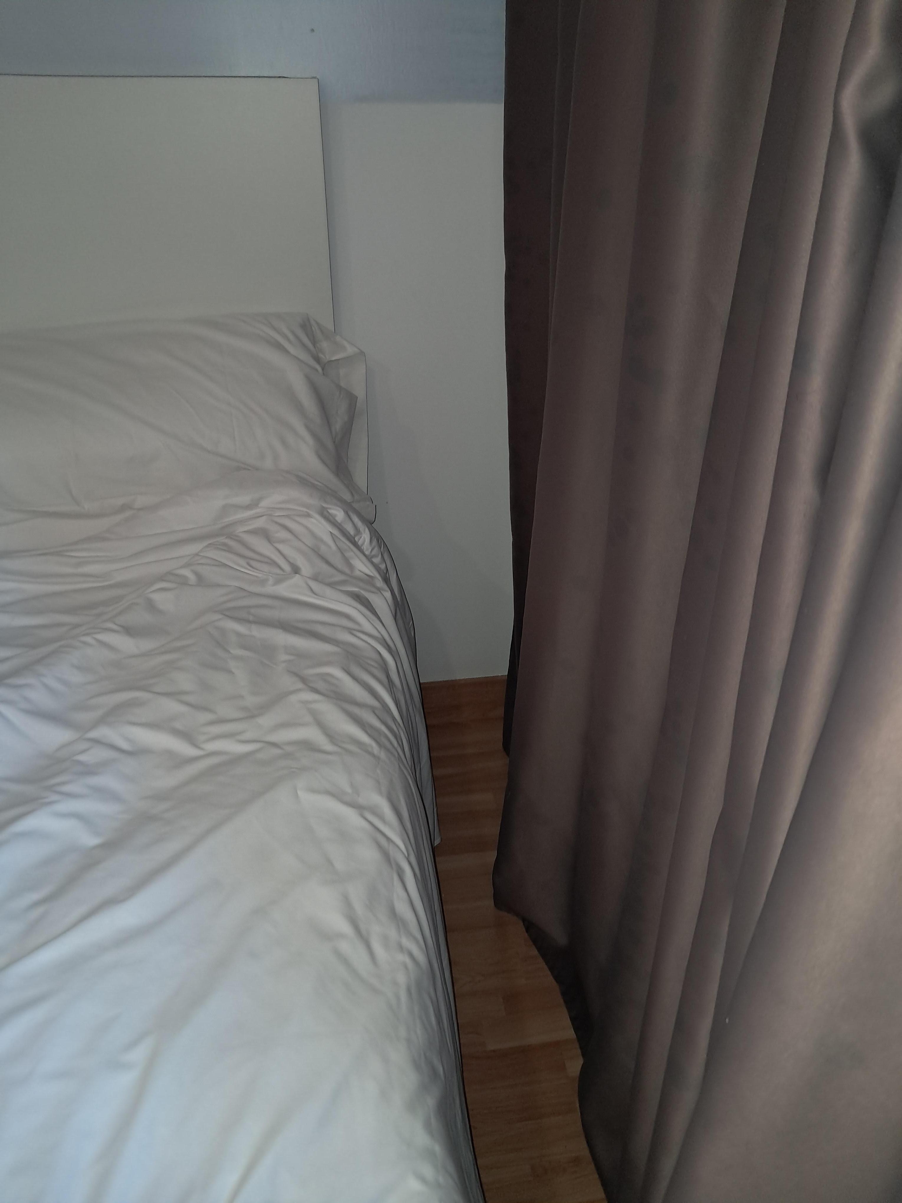 No bedside table/shelf on this side of the bed, very invonvenient!