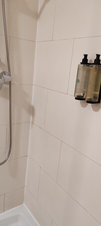 Suihkun kaaakelit likaiset