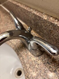 Dirty sink. Not sure if that’s rust or build up of spit from previous guests