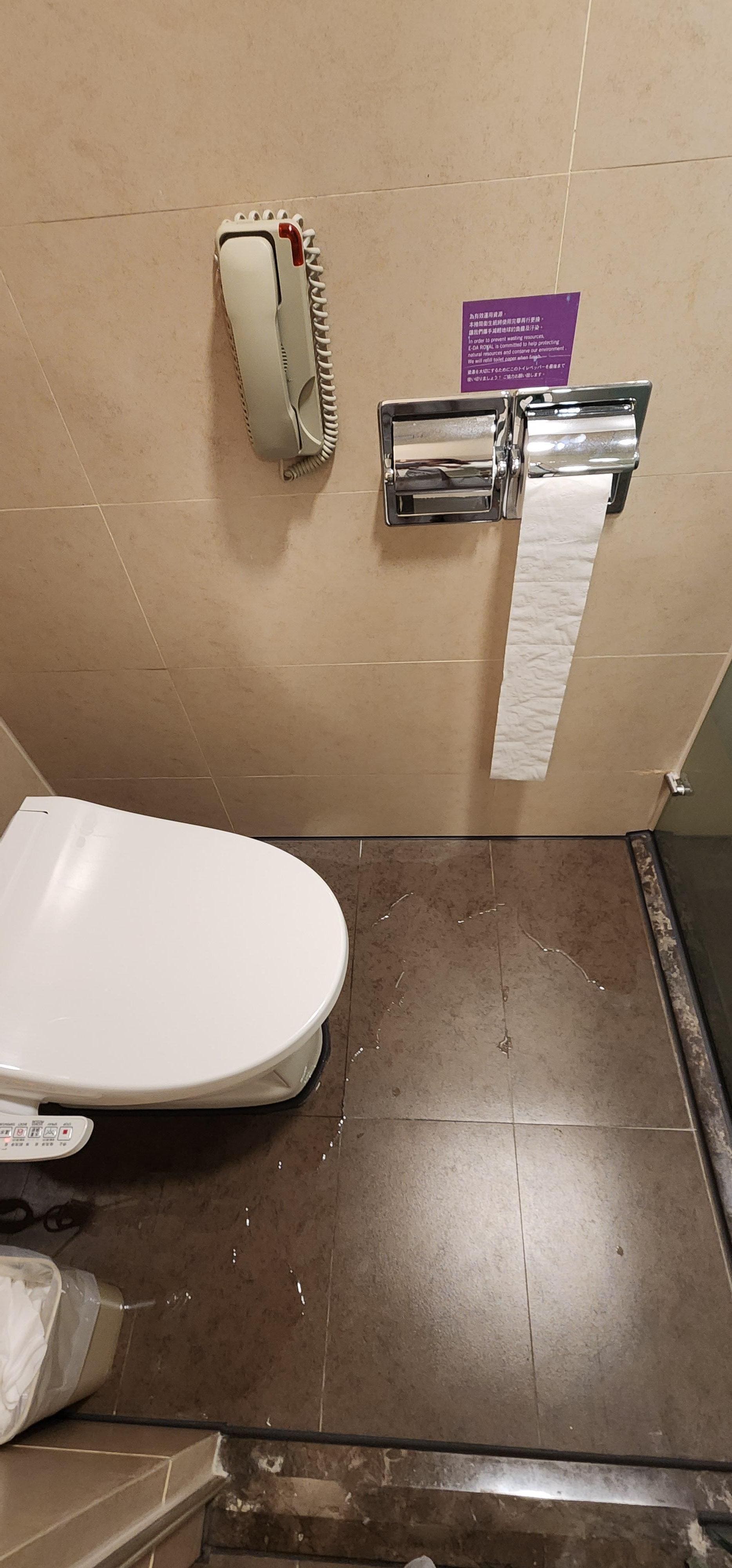 地上漏一灘水，使用要很小心，怕滑倒