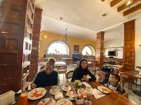 Desayuno familiar en el restaurante