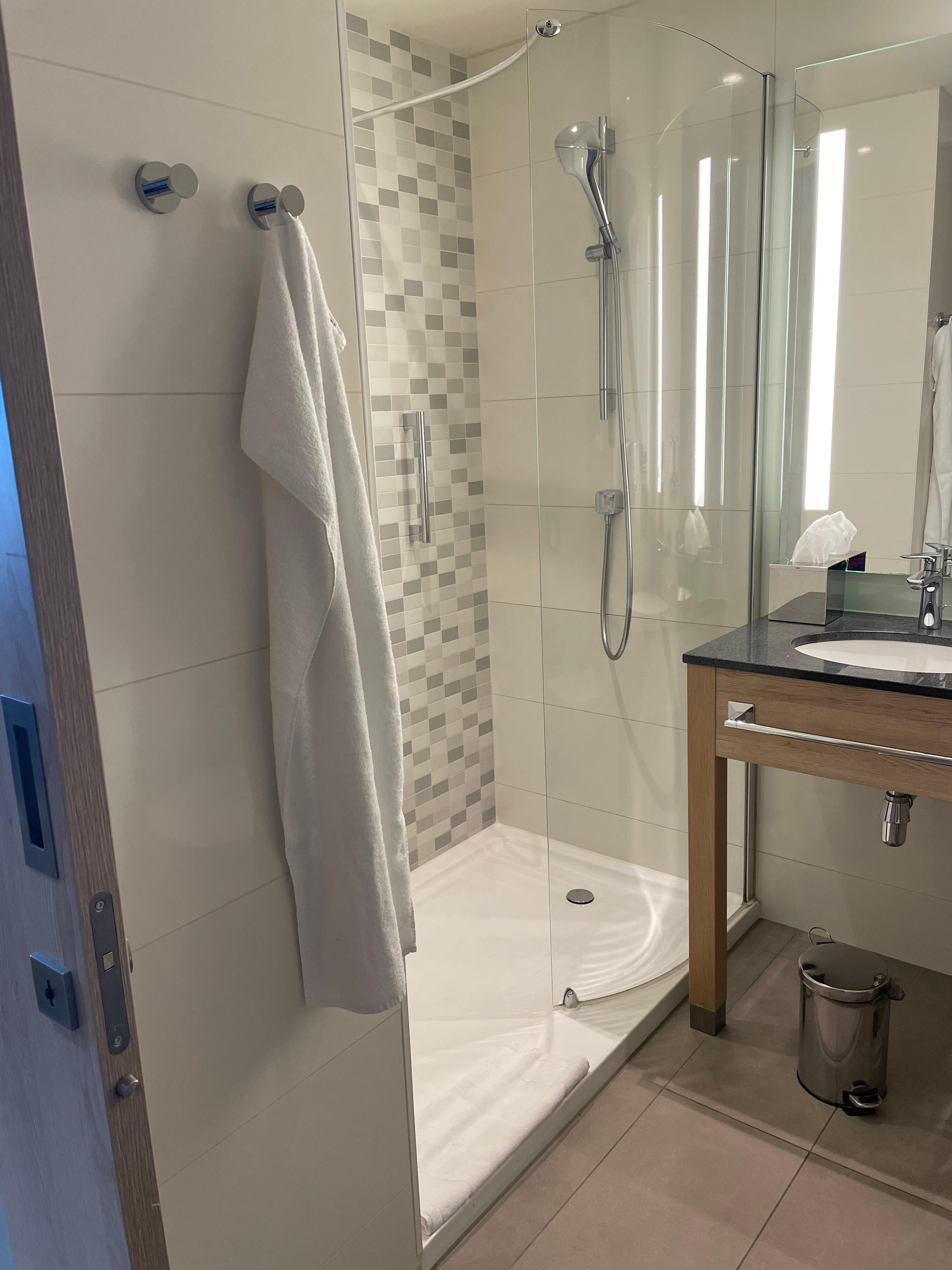 Bathroom - clean and lively shower head.