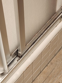 Schimmel und Dreck, der trotz Aufforderung nicht entfernt wurde.