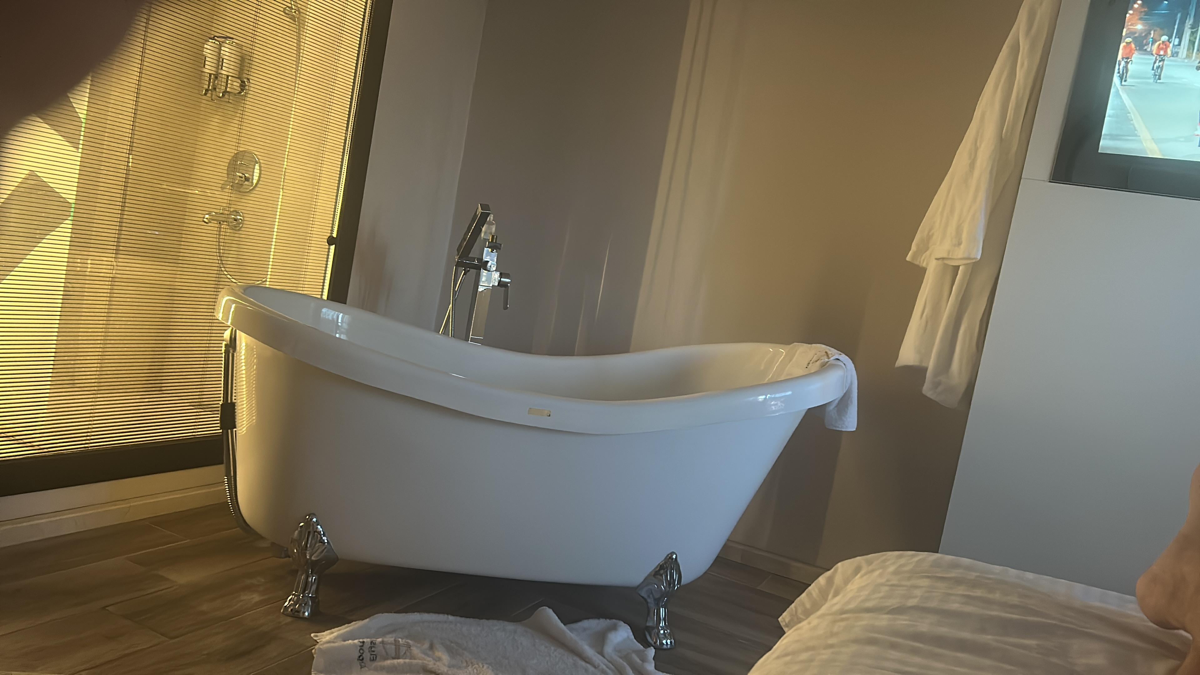 Lovely tub in the room 