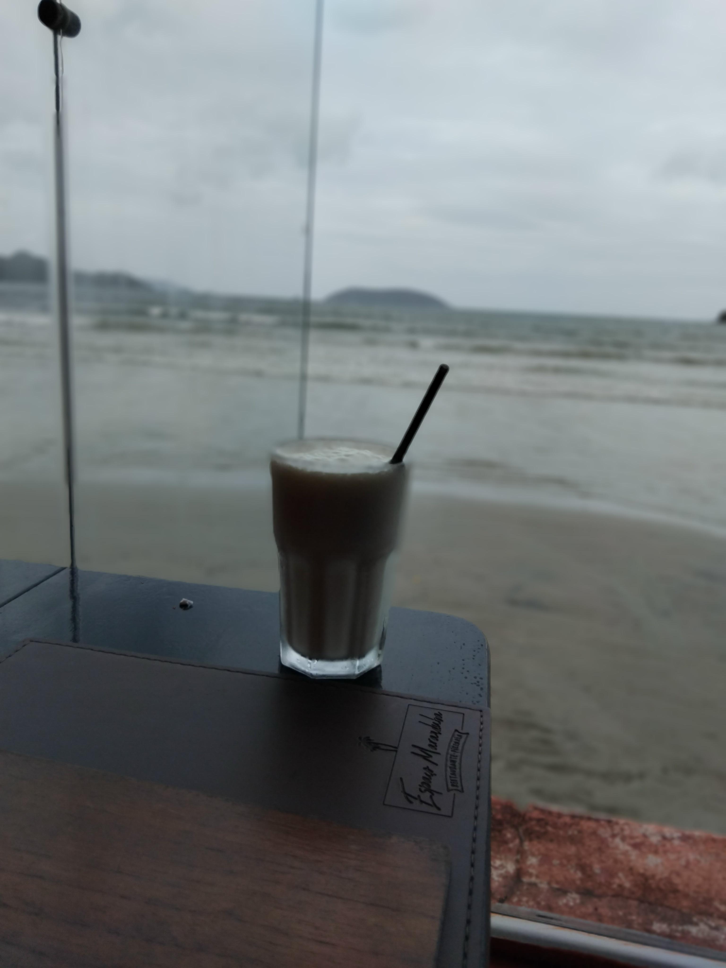Um belo suco  no café  da manhã 
