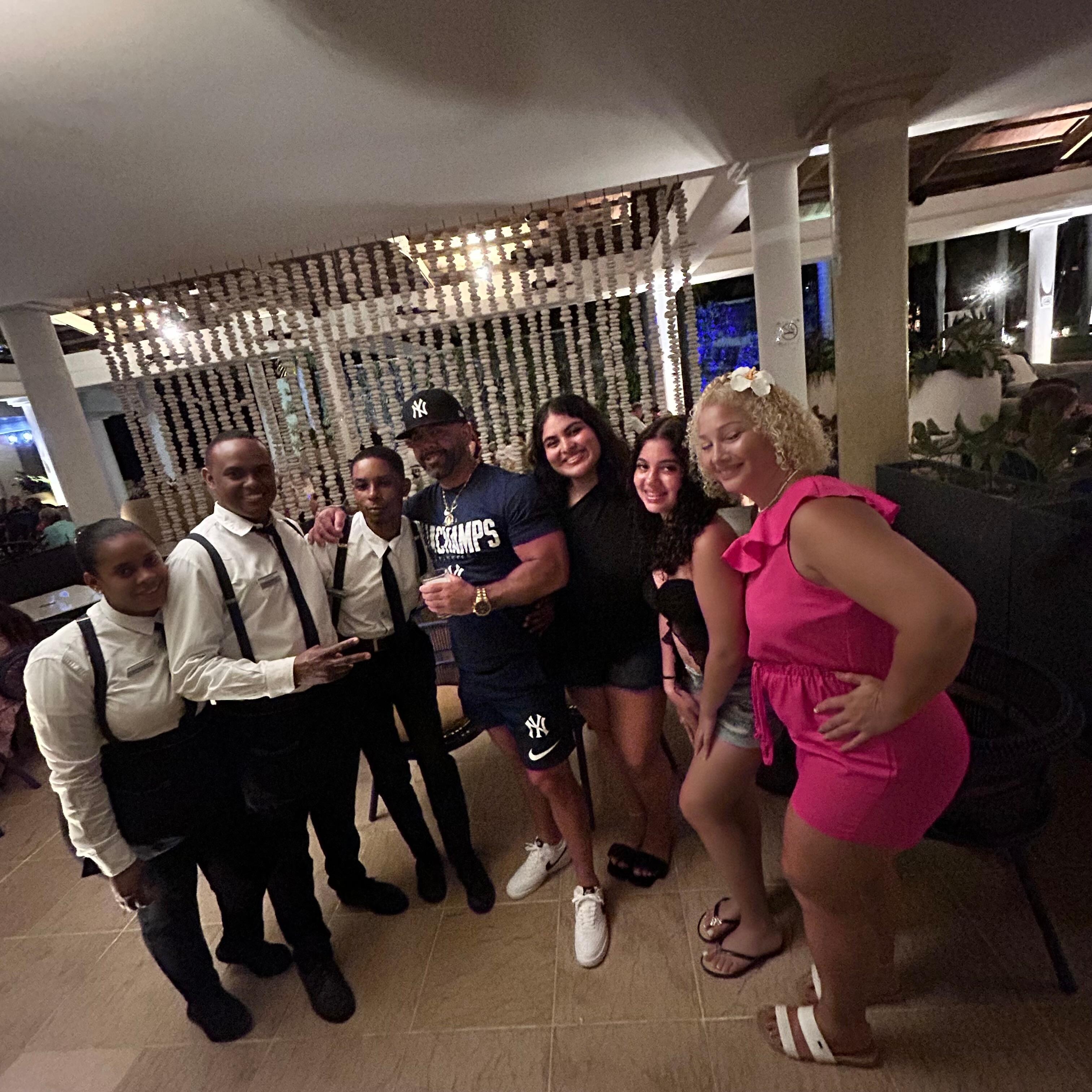 Con los chicos de la barra del lobby Yordani Kathering y Jhonni D el mejor 