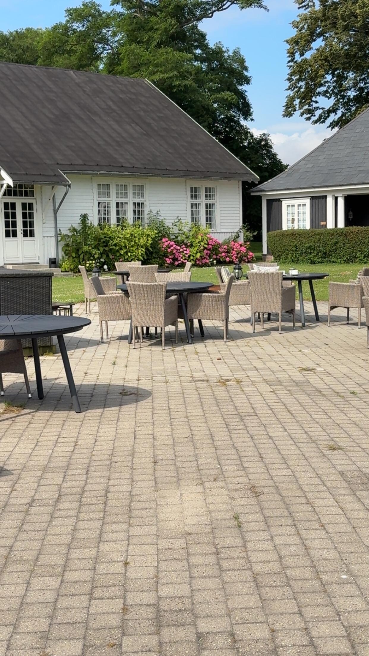 Smukt sted med gode opholdsfaciliteter udenfor.