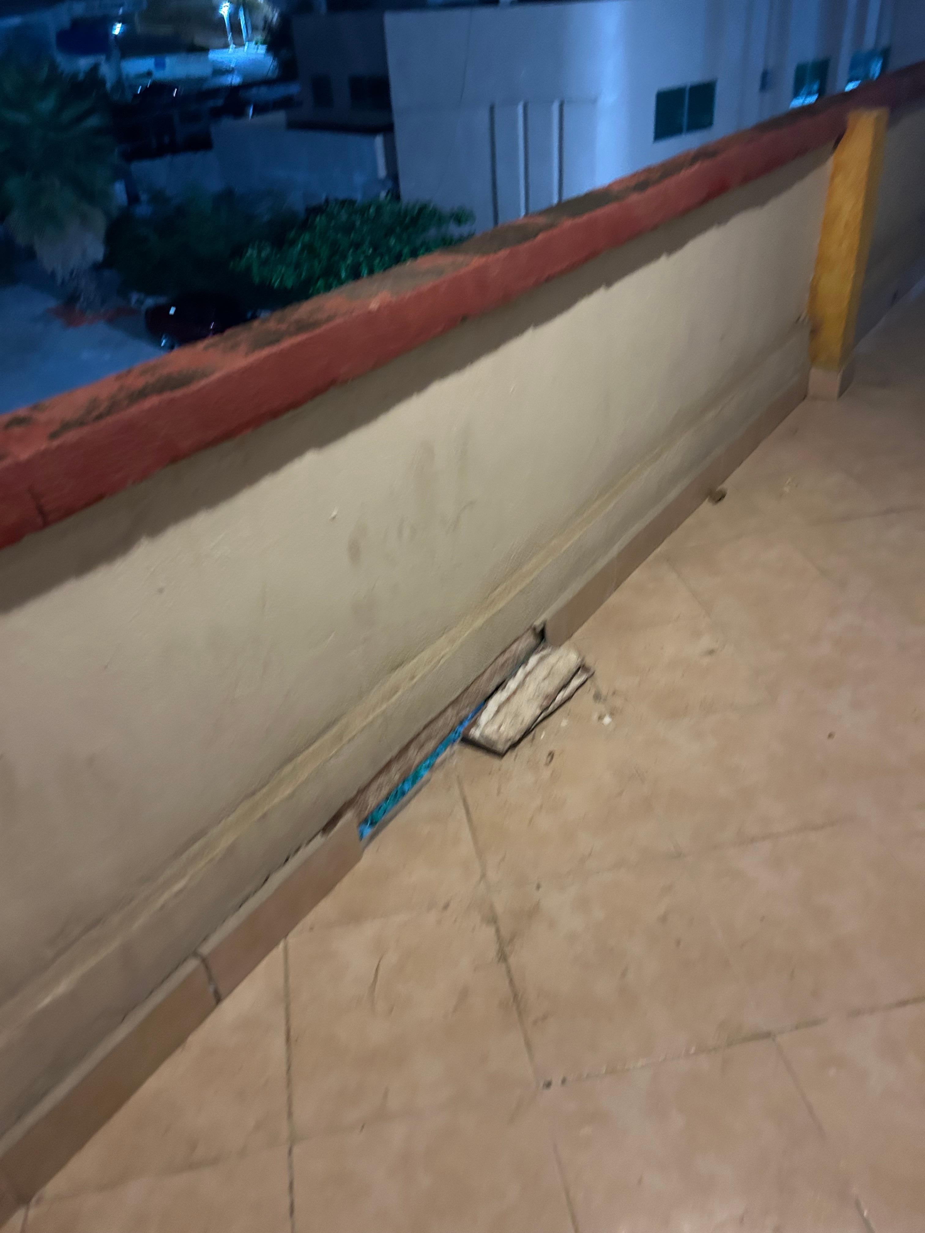 Ni siquiera se dan la tarea de recoger lo que se cayó ahí lo dejan.