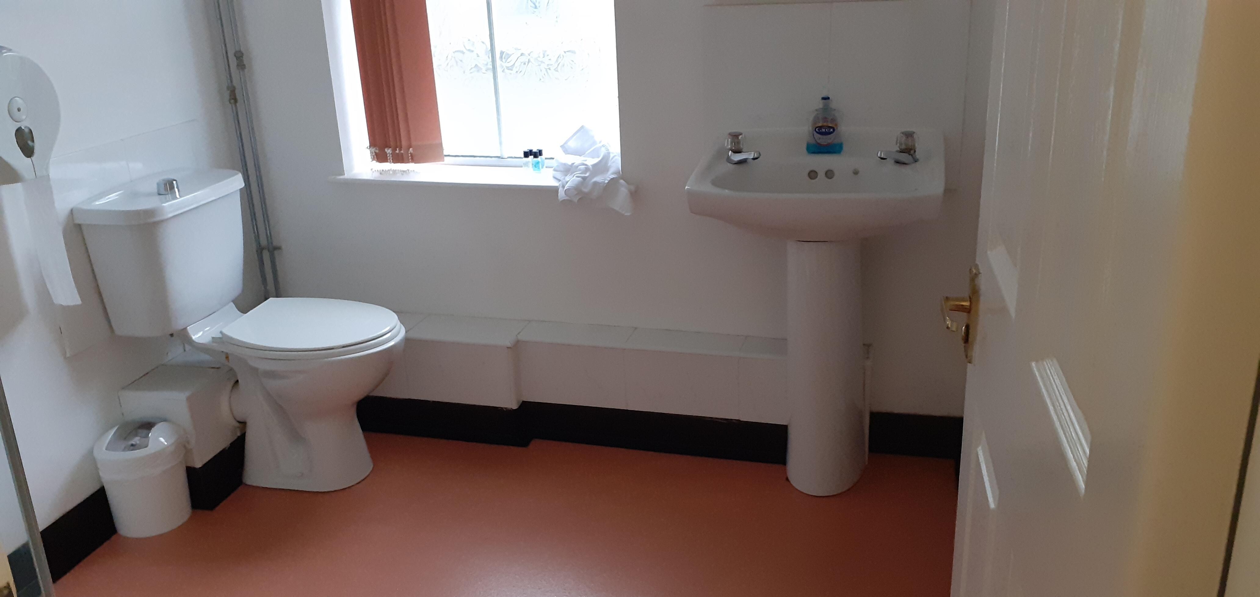 Spacious bathroom 