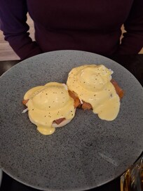 Eggs benedict royale