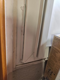 L'unique fenêtre avec le joint désintégré et le rideau absent...tout le monde nous voit nous habiller une fois le volet ouvert