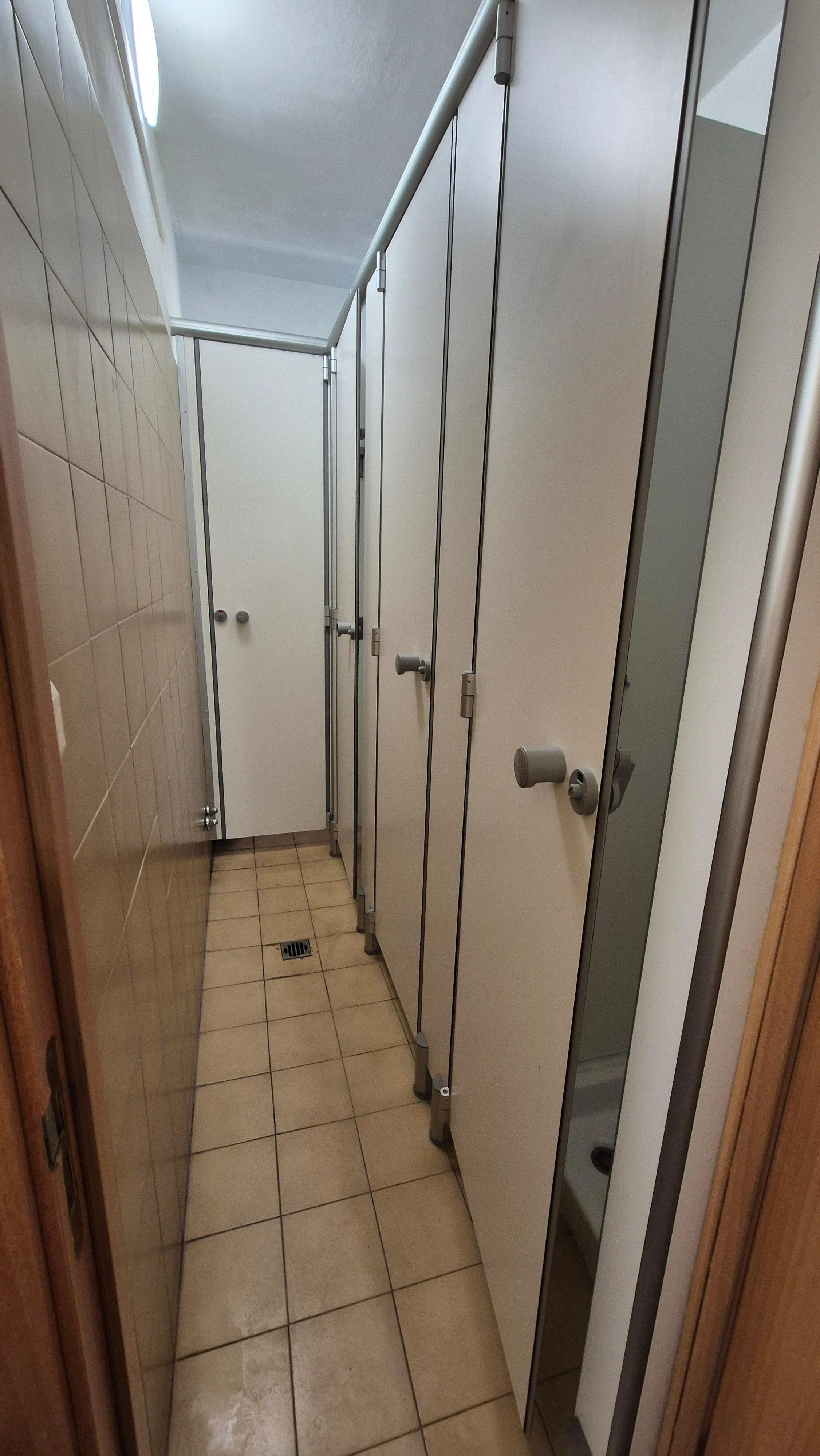 Chuveiros femininos. Muito apertado e molhava tudo.