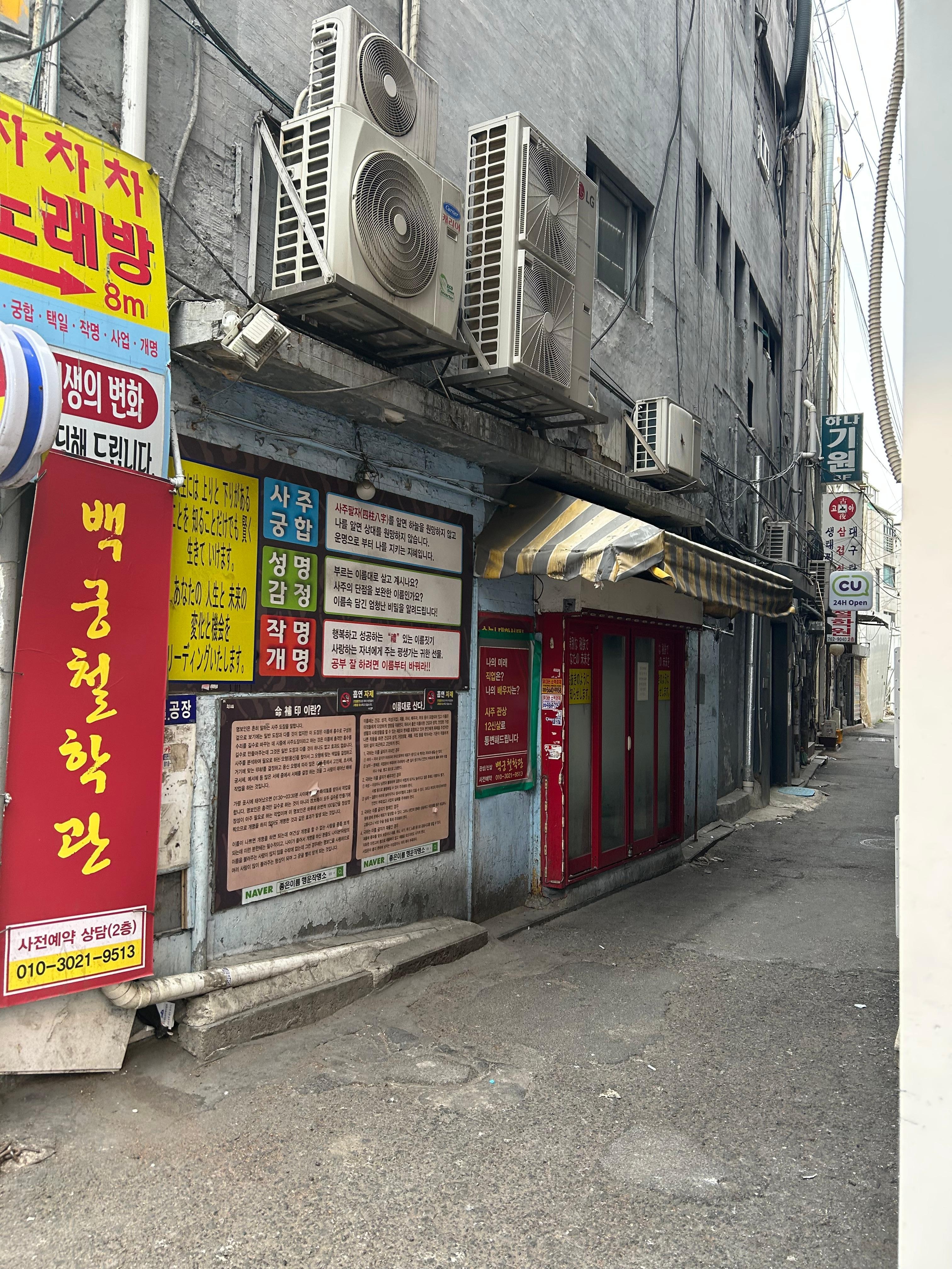 ここを曲がってすぐ。