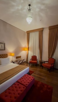 Quarto espaçoso, pé-direito bem alto, piso preservado, restauro geral econômico