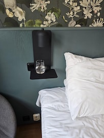 Svart plåt sängbord över huvud varje gång man rör sig när man sover så bonkade huvudet i den