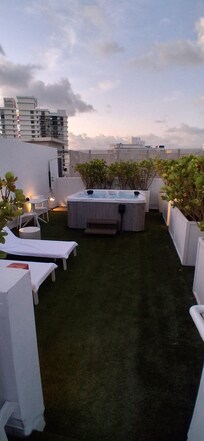 Hot tub and lounge on the rooftop.