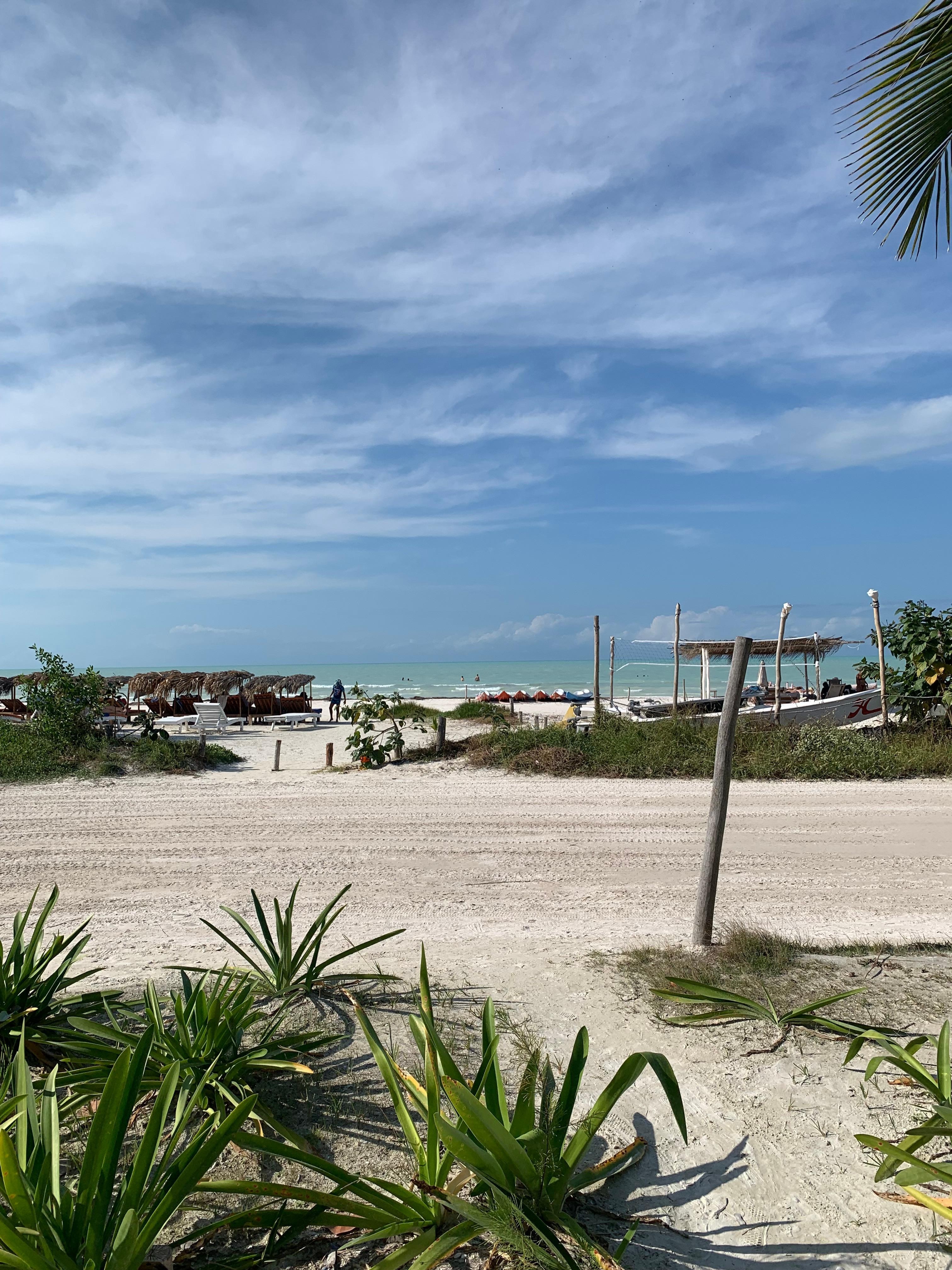 Fra bungalow til stranden. Der er solsenge på stranden