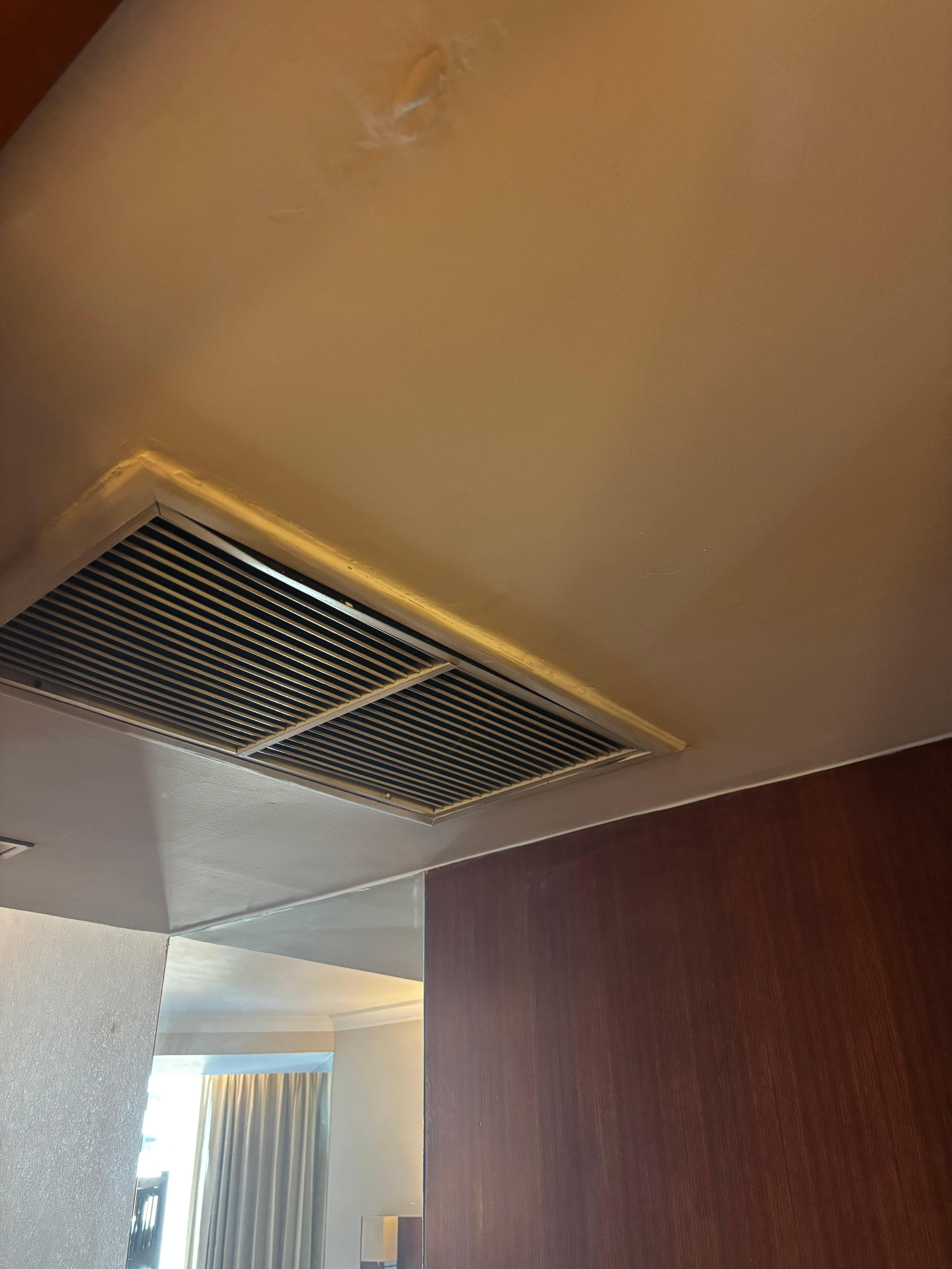 Aircondition som sendte klam lugt ud og ødelagt tapet 