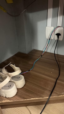 Fios expostos do ar condicionado e do frigobar.