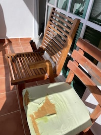 Stolar på balkongen säger väl sitt …..