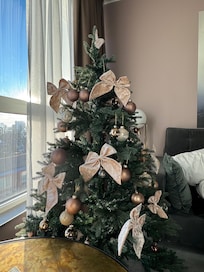 Trevligt med gran på rummet i juletider