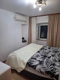 Cosy quiet bedroom (a little noise from upstairs but to be expected from the building type)