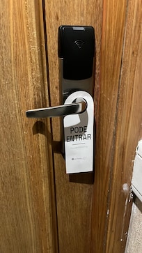 Momento em que retornamos ao quarto e a placa estava no mesmo lugar.