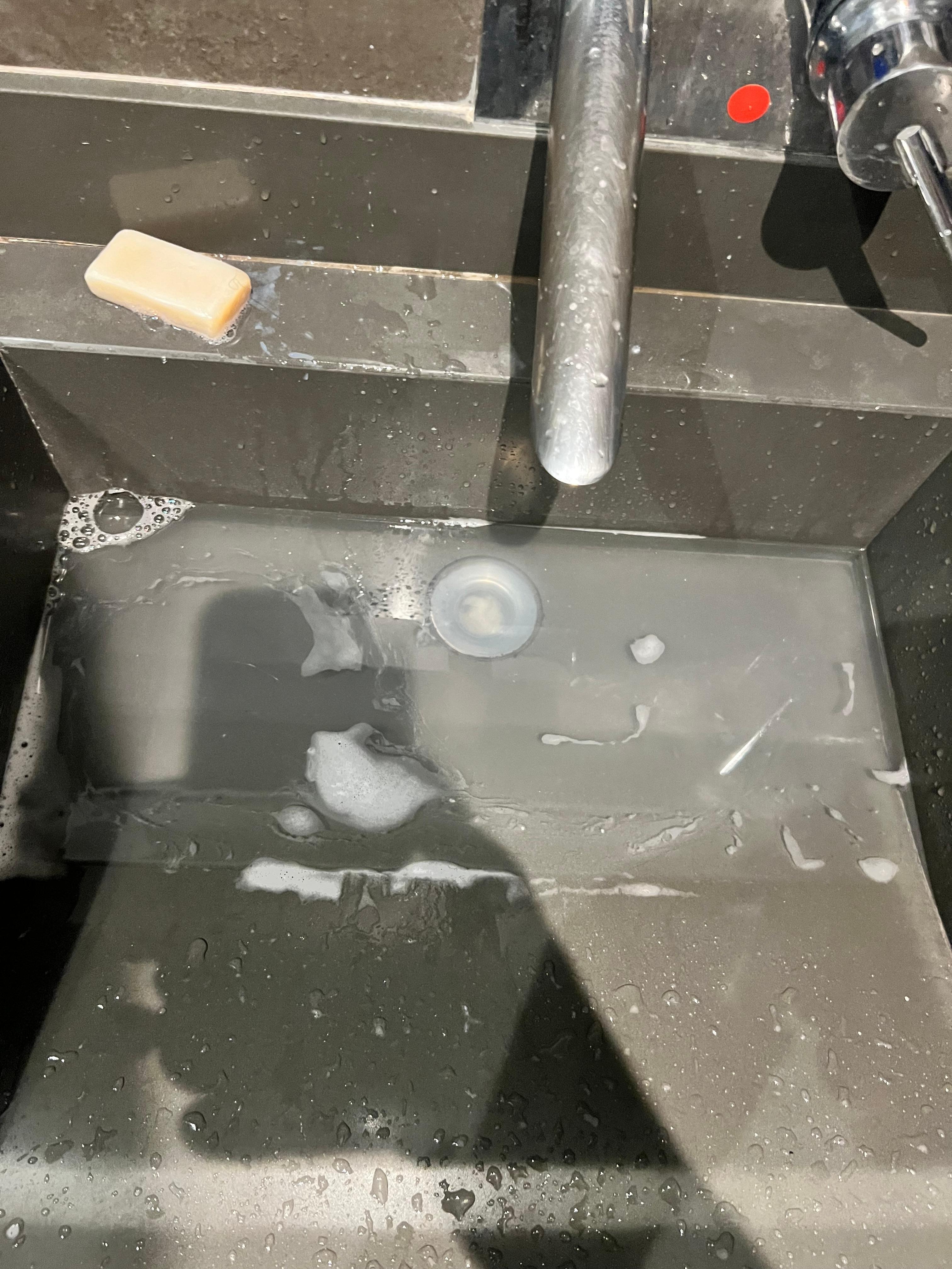 Pia após limpeza do quarto 