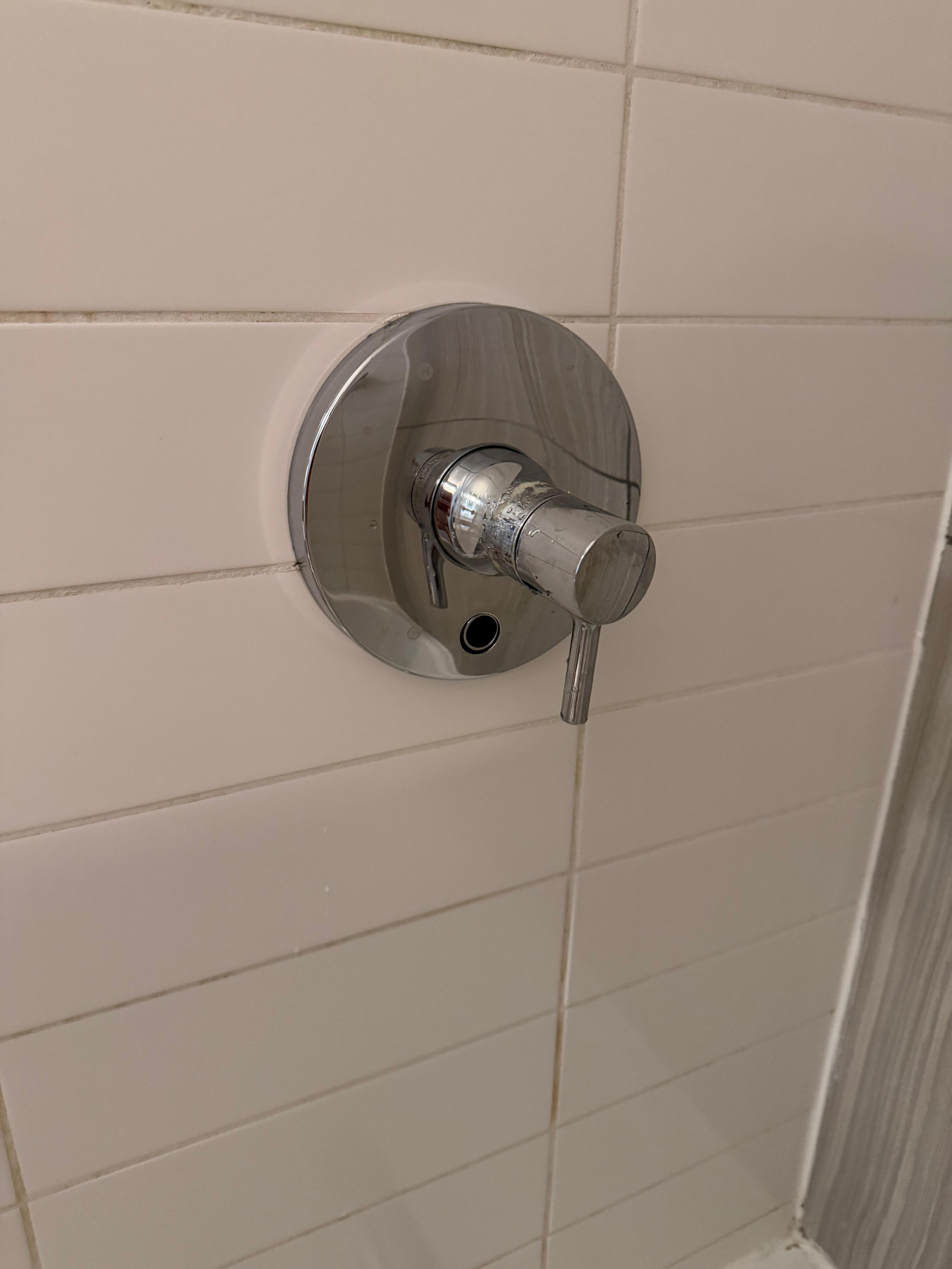 Can't change from bath to shower mode because part is missing. 